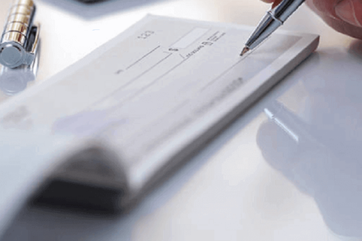 Chèque de banque à la Banque Postale : prix, délai, encaissement